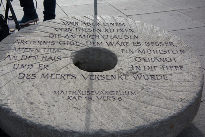 Ein Mühlstein auf dem Alexanderplatz | hpd